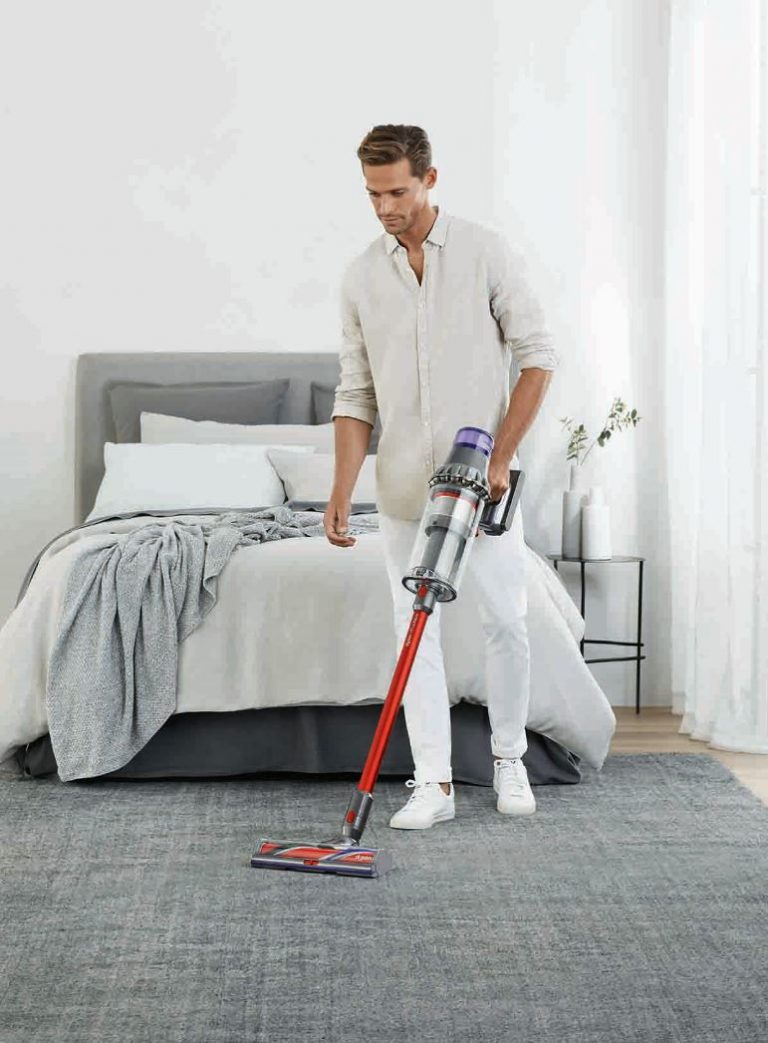 Dyson V11 Outsize vs Dyson V11 Absolute Extra | Harvey Norman