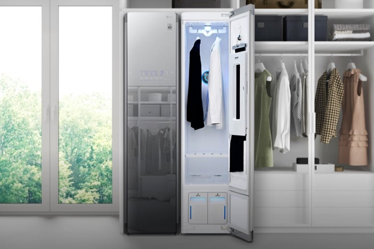 LG Styler 5 Mirror Door Steam Clothing Care System | Harvey Norman